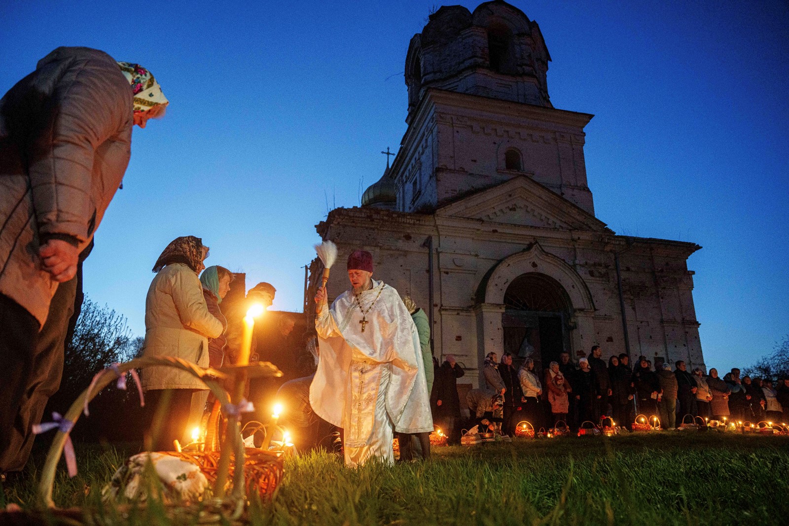 Ukrainians mark Easter with little faith in Russia ceasefire - Santa ...